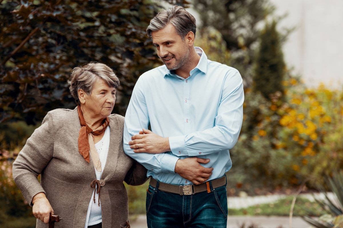 Iemand ondersteunen bij het lopen - DE STAP naar gezonder